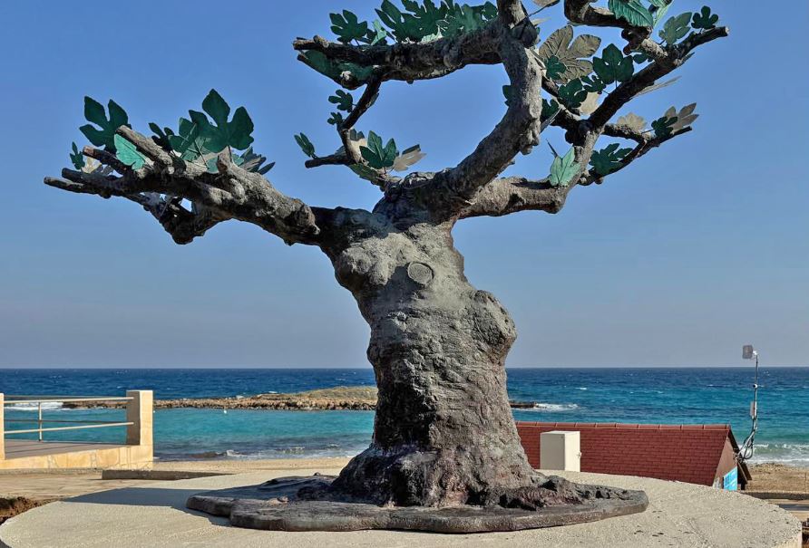 На пляже Fig Tree Bay установлена скульптура «Фиговое дерево Протараса ...