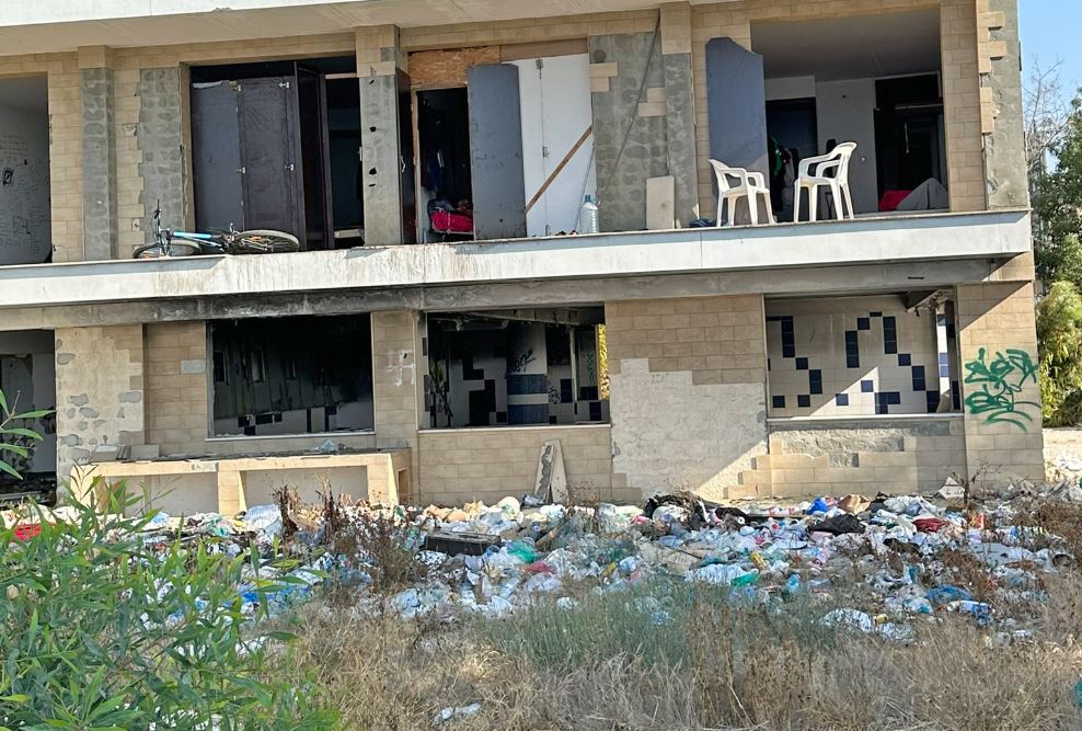 В заброшенном отеле в Лимассоле живут семь-восемь семей иностранцев ...